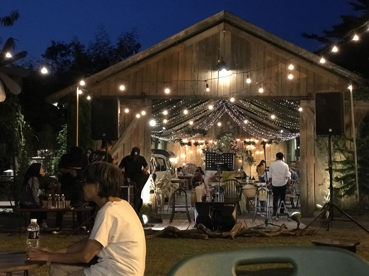 Barn Event Hire, Kafe dengan Konsep Taman Terbuka di Surabaya - TelusuRI