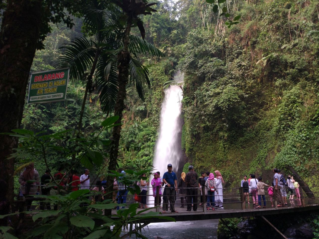 Mengunjungi Air Terjun Curug Sawer di Taman Nasional Gunung Gede Pangrango