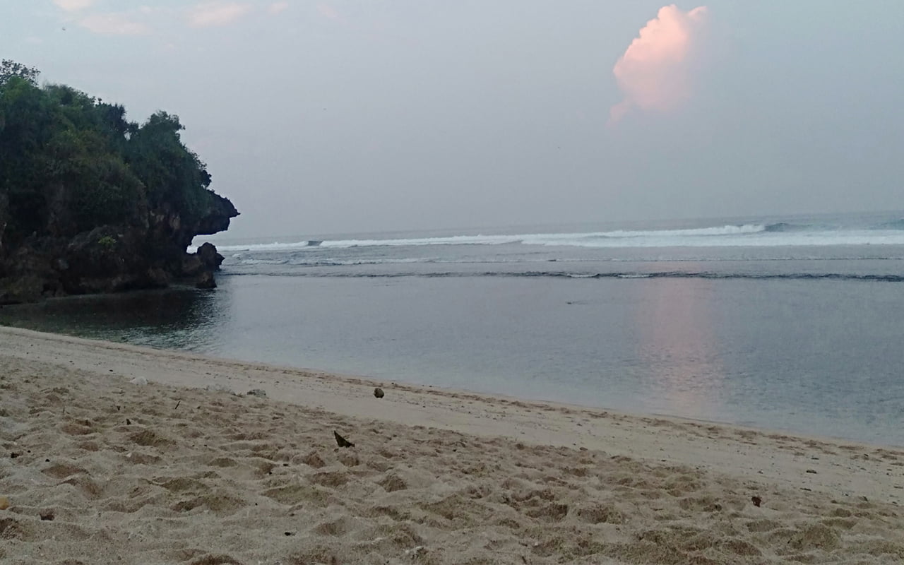 Pantai Sundak dan Kemping Tanpa Rencana – TelusuRI