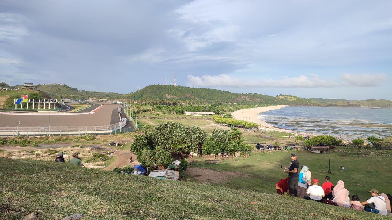 Bukit Seger dan Senja Temaram di Mandalika - TelusuRI