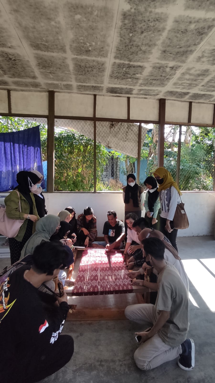 Singgah di Rumah Tenun Kampung Sabu - TelusuRI