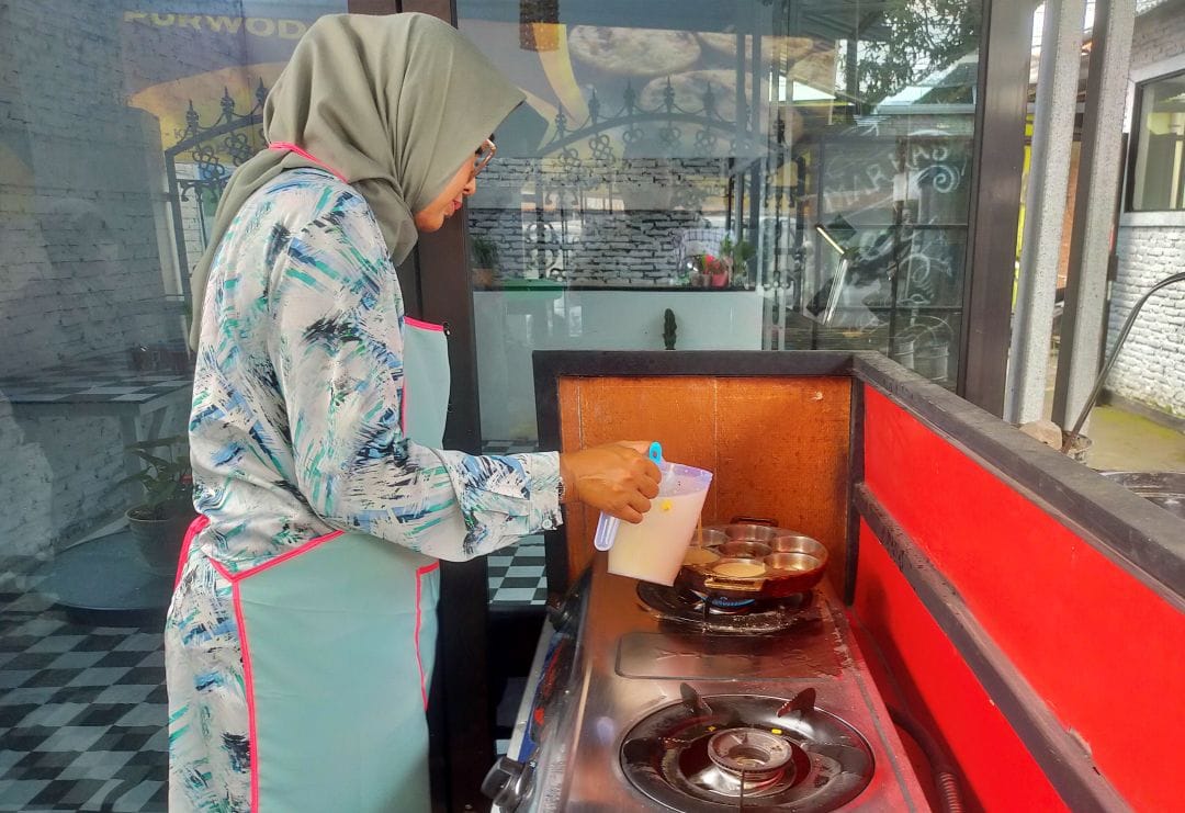 Mencicipi Kue Lumpur Bakar Purwodadi di Dapoer Erni - TelusuRI