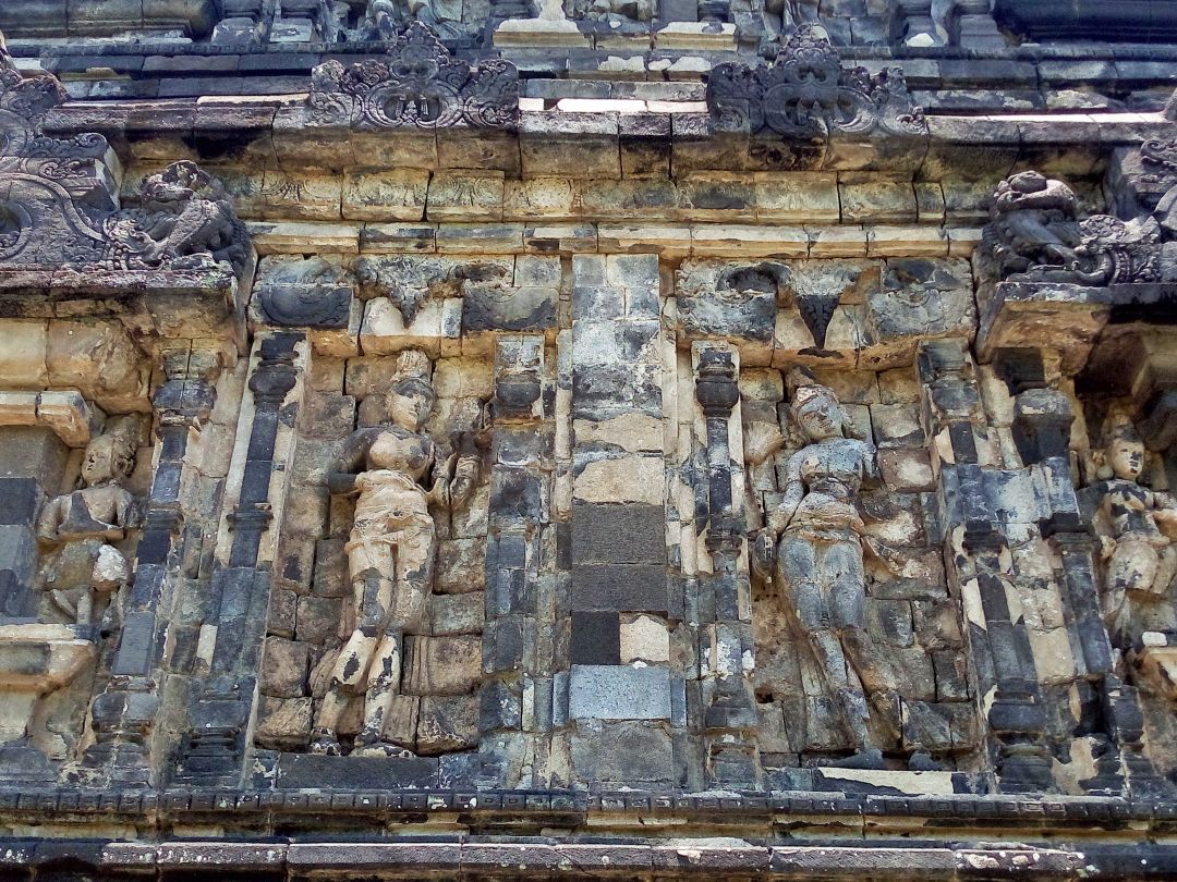 Menjadi “Biksu” dalam Sehari di Candi Sari Yogyakarta - TelusuRI