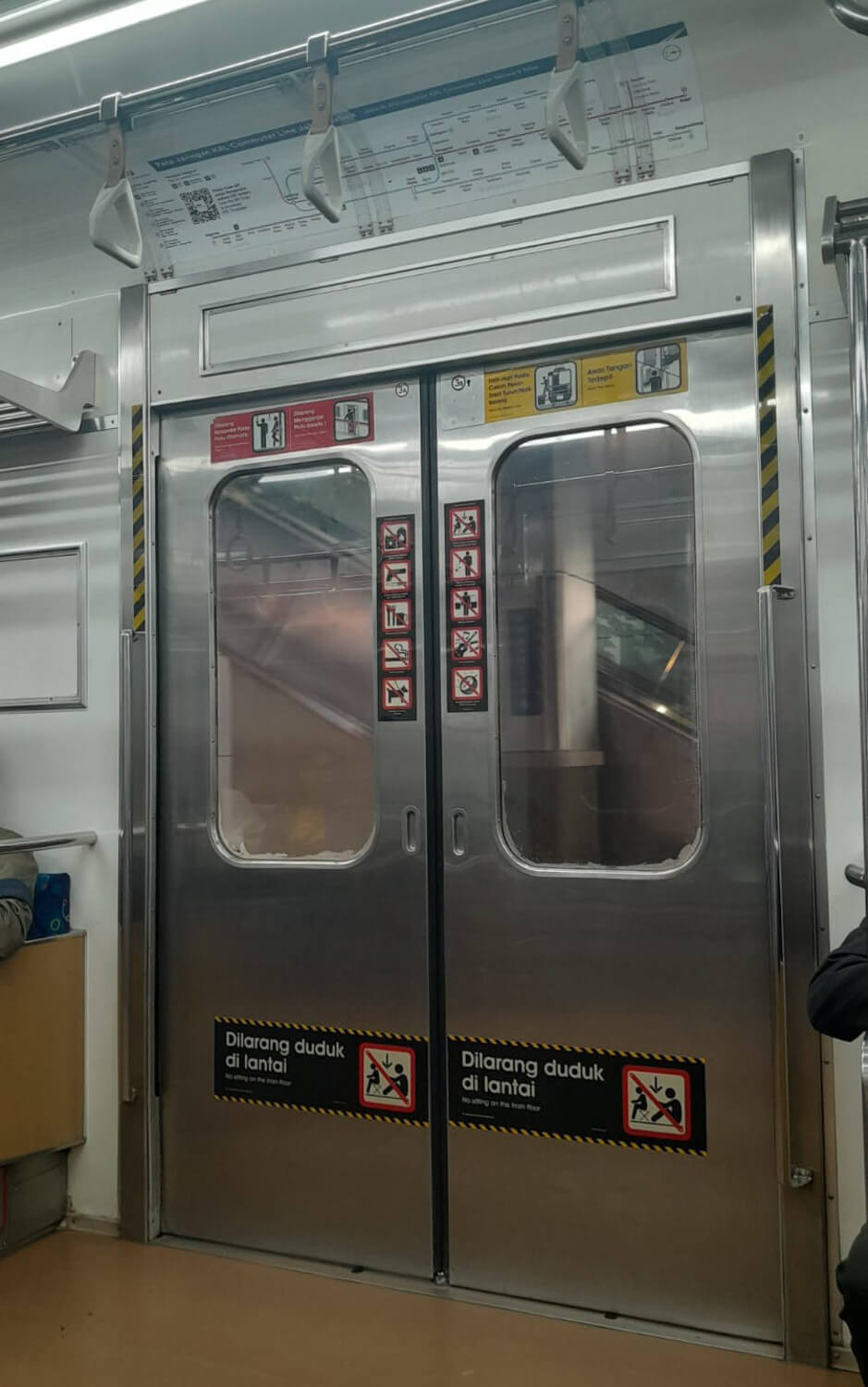 Jakarta – Merak: Perjalanan antar Commuter Line - TelusuRI