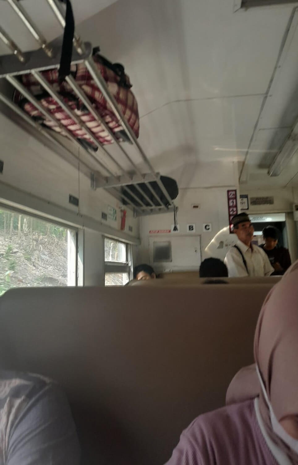 Jakarta – Merak: Perjalanan antar Commuter Line - TelusuRI