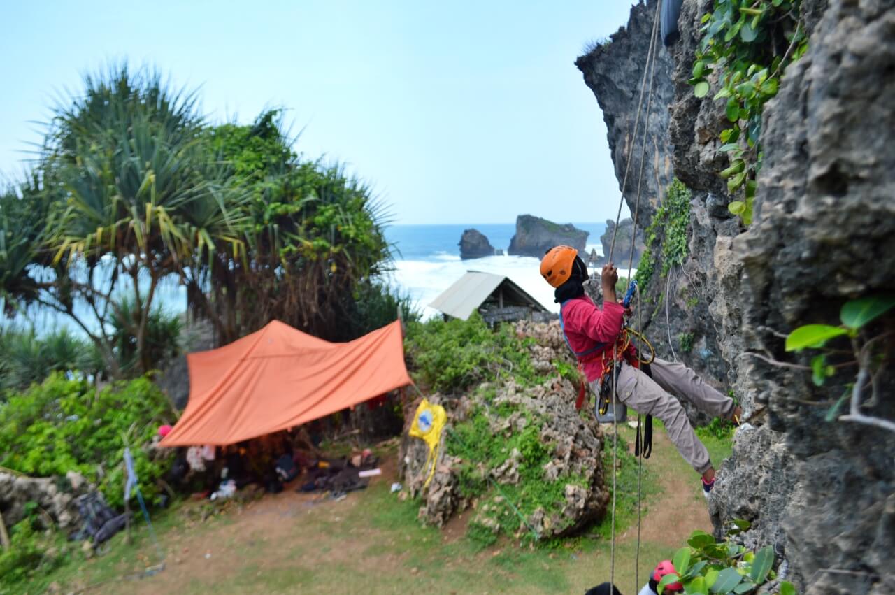 Serunya “Rock Climbing” di Tebing Pantai Siung - TelusuRI