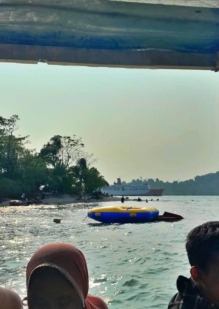 Perjalanan Singkat di Pulau Merak Kecil - TelusuRI