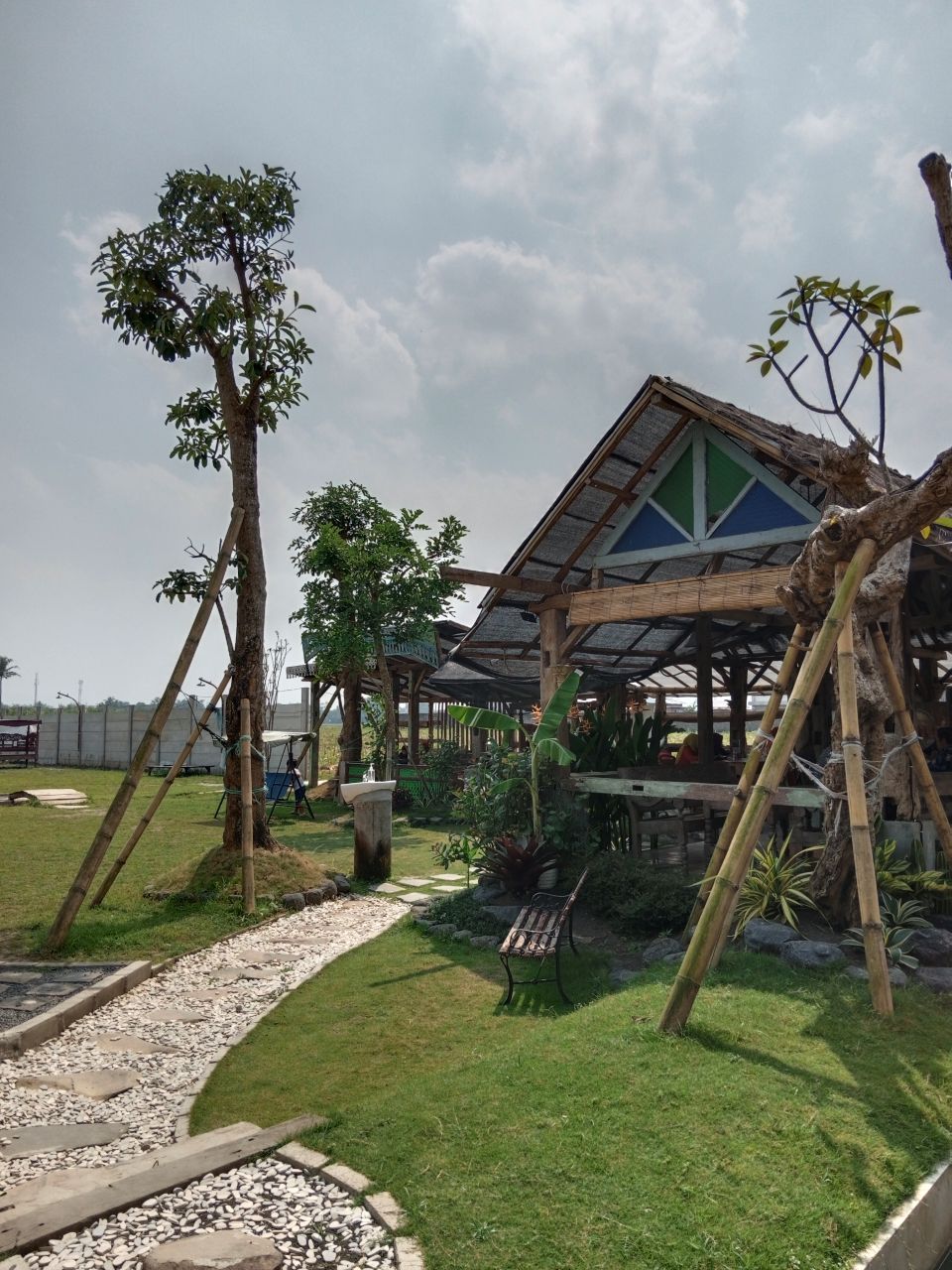 Resto Sambat Luwe, Nikmatnya Bersantap di Tepi Sawah - TelusuRI