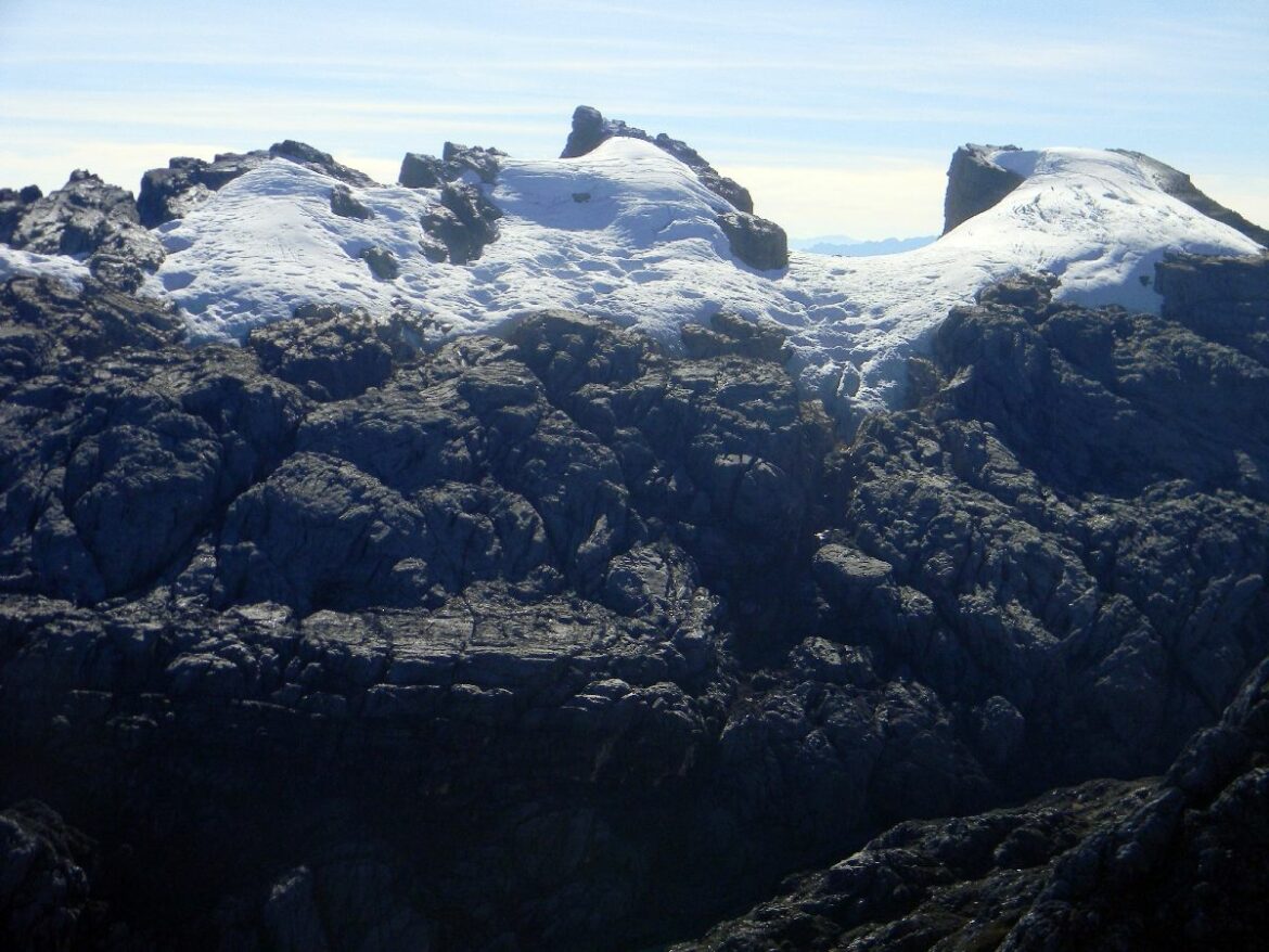 Carstensz Pyramid dan Puncak-puncak Tertinggi Papua di Pegunungan ...