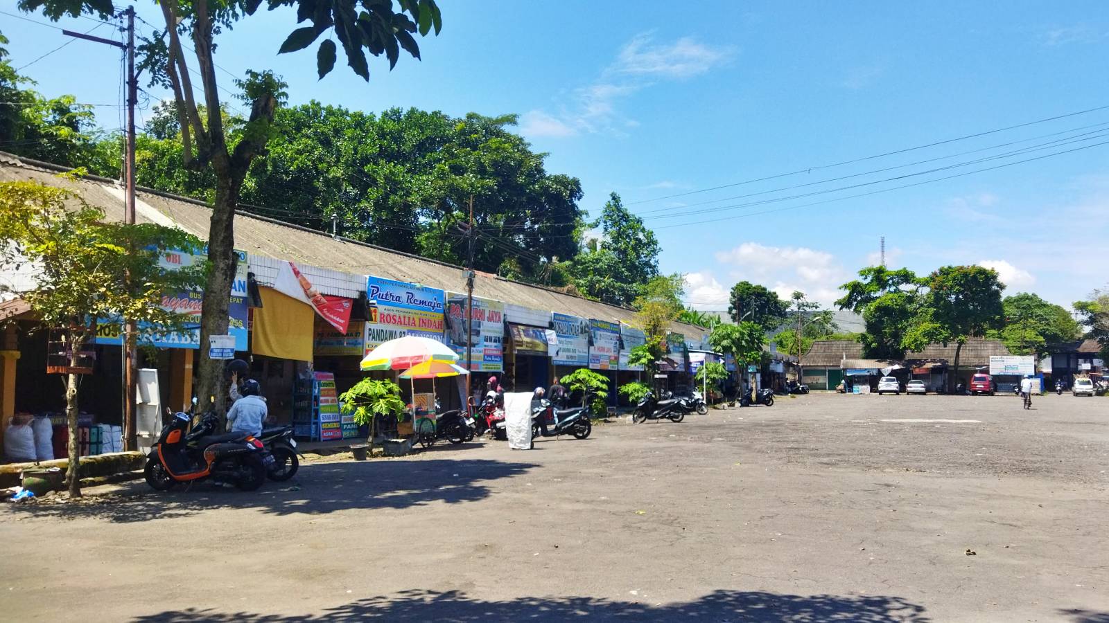 Menyusuri Terminal Muntilan: Dari Pasar Loak hingga Gadis Kretek - TelusuRI